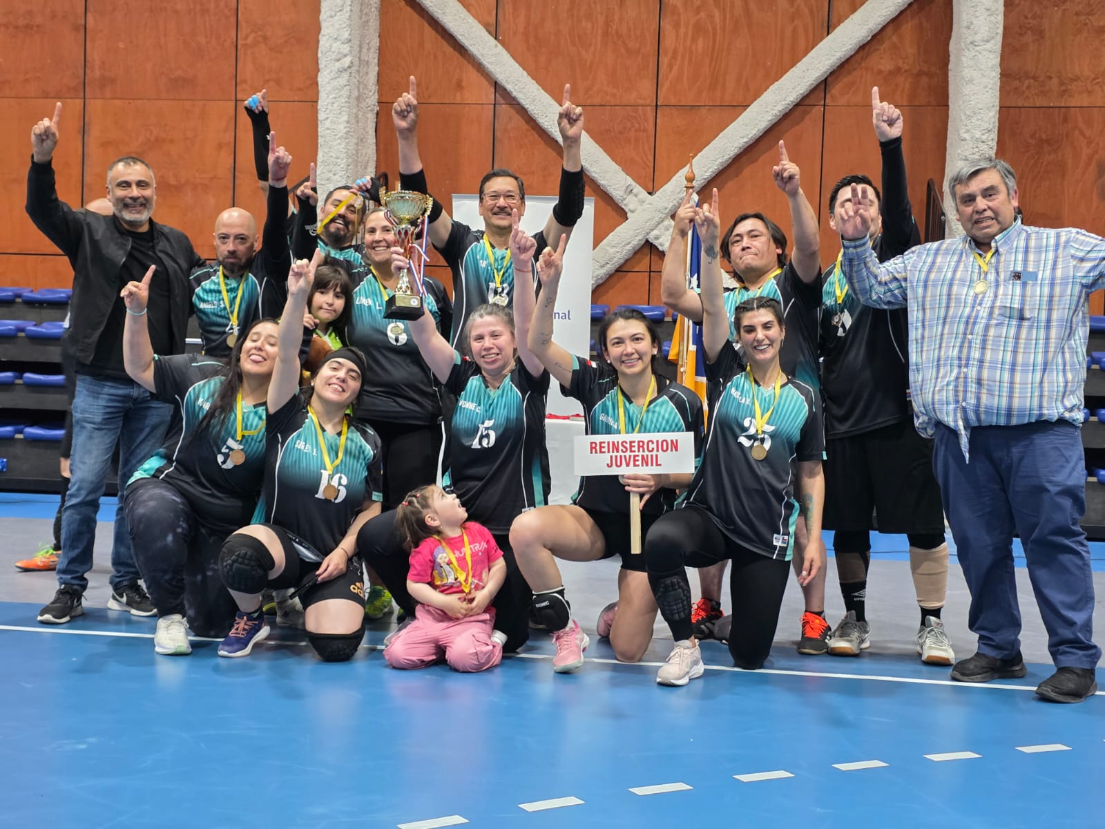 SERVICIO DE REINSERCIÓN SOCIAL SE CORONÓ CAMPEÓN DE VÓLEIBOL MIXTO ...